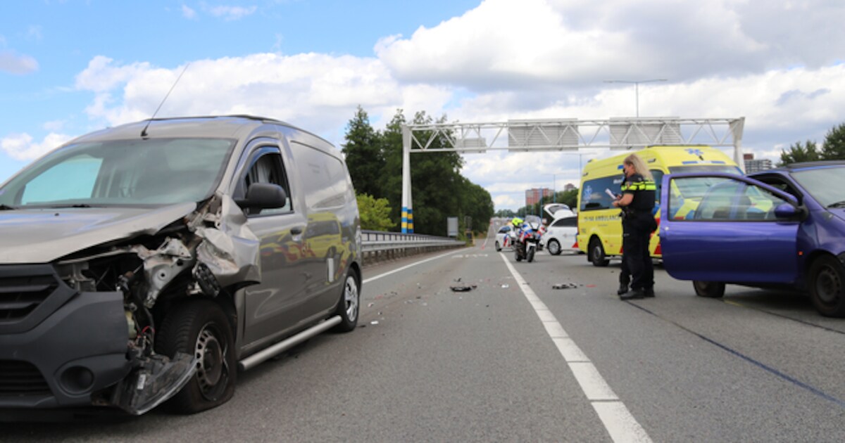 Twee auto’s botsen op elkaar op Afrikaweg: twee rijstroken richting A12 afgesloten | Zoetermeer ...