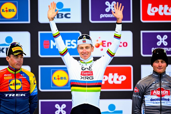 Ook voor Tadej Pogacar gelden de regels: Ronde-winnaar berispt én ...