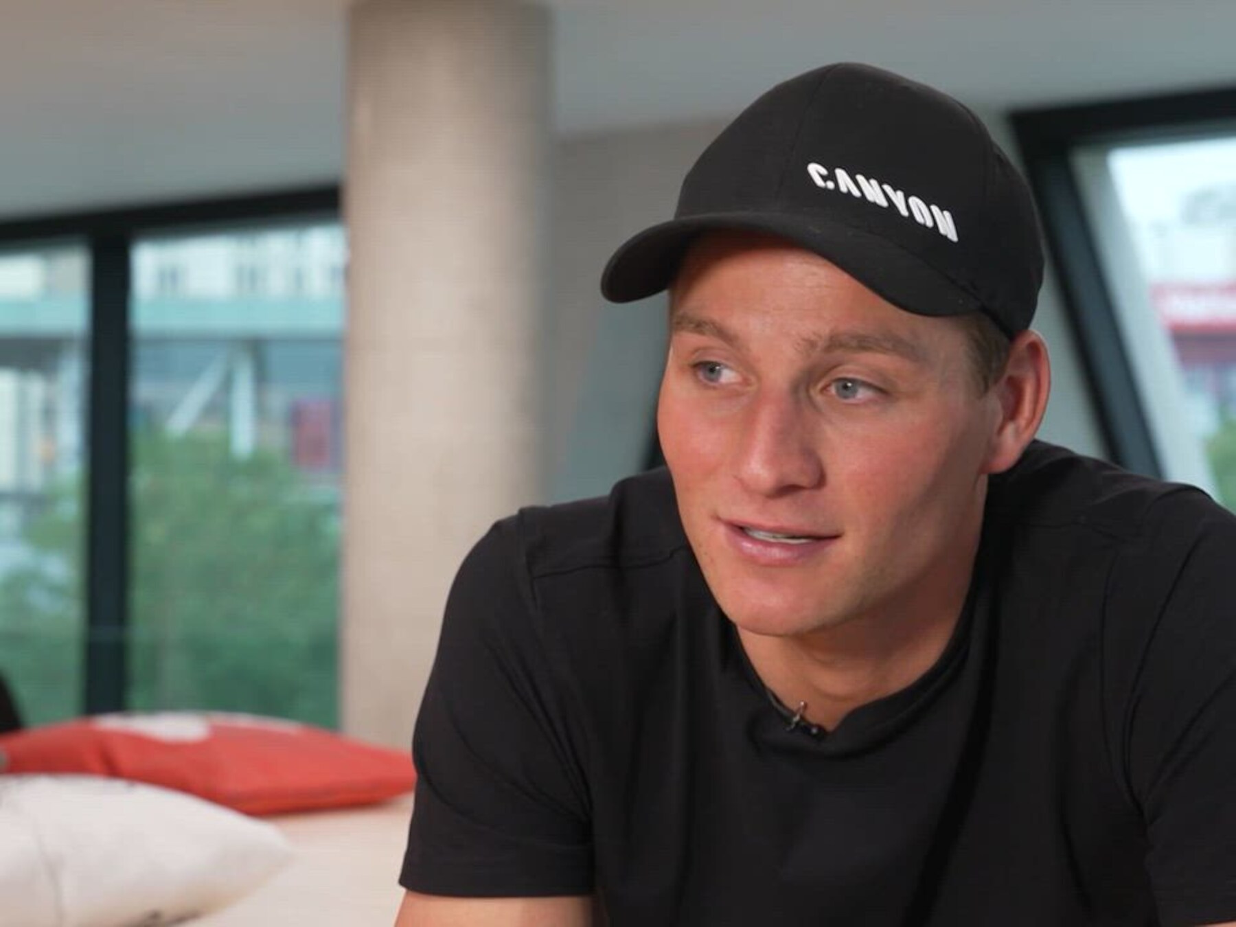 Gary Neville leeft mee met Joshua Zirkzee: ‘Manchester United is een ...