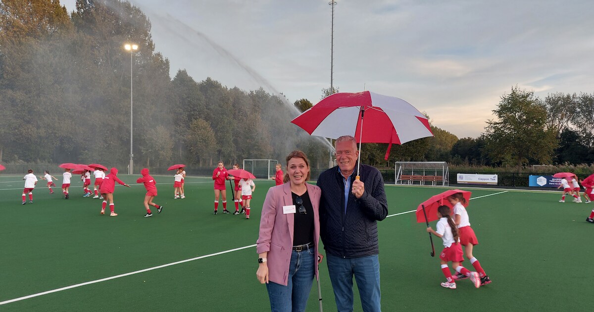 Nieuw waterveld Alblasserdamse hockeyclub in stijl geopend | Regio | AD.nl