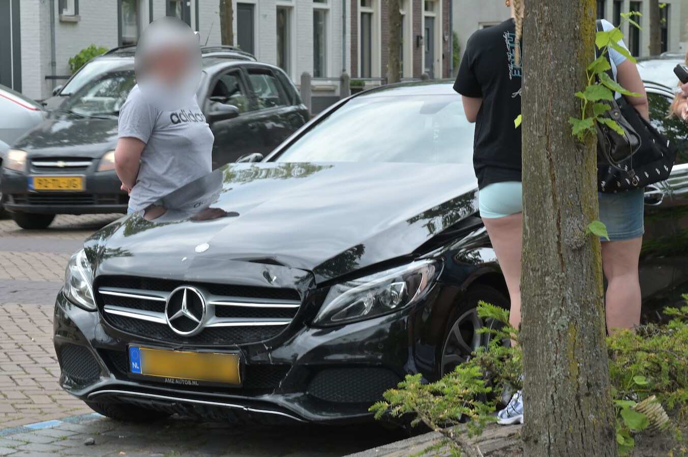 Mercedes beschadigd bij botsing met andere auto in Etten-Leur ...