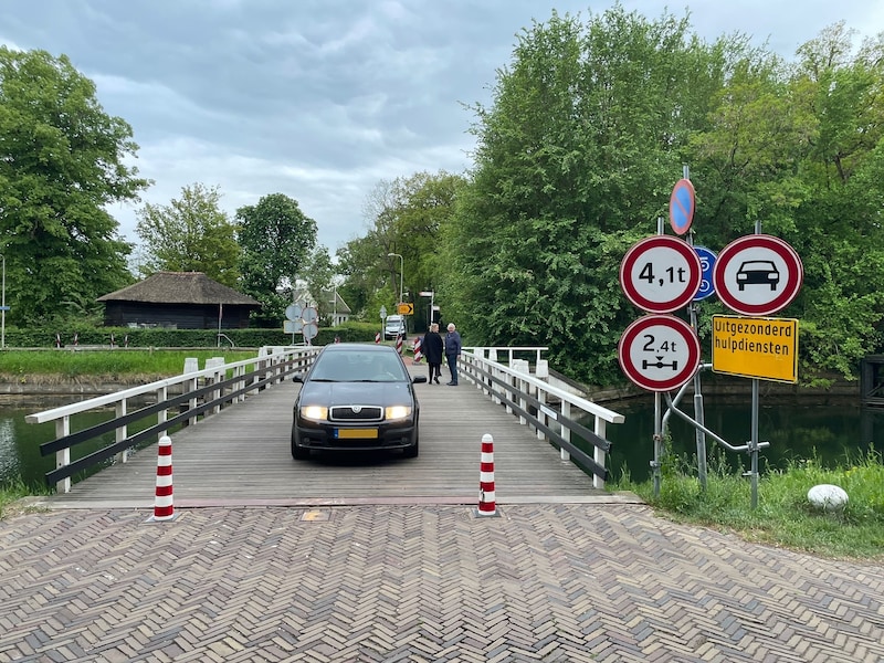 Afgesloten brug in verboden sluiproute tussen Zwolle en Hattem ineens ...