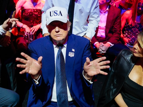Staten zeggen ‘nee’, artiesten haken af en Trump pakt zelf de microfoon ...