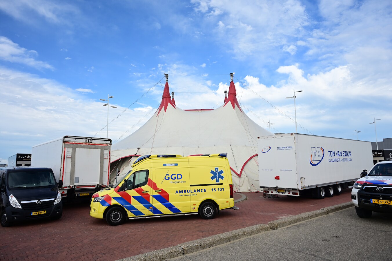 Vrijwilligers uit publiek mochten sabels in doos steken waar Hans Klok ...