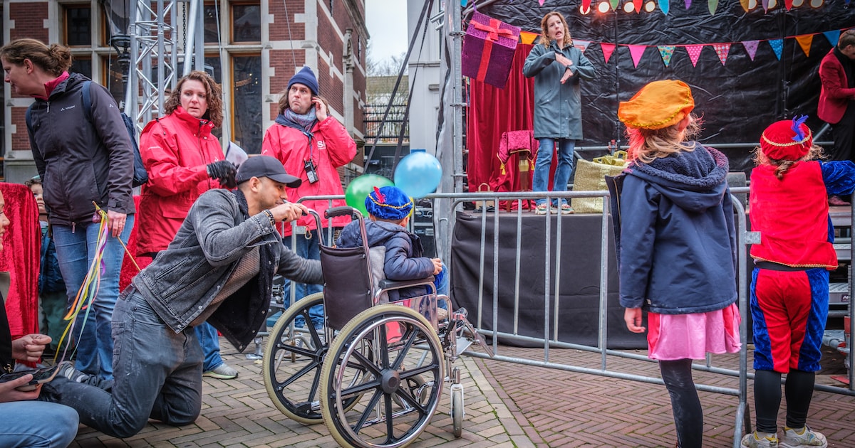Vanuit je rolstoel naar de intocht van Sinterklaas kijken, het kon in ...