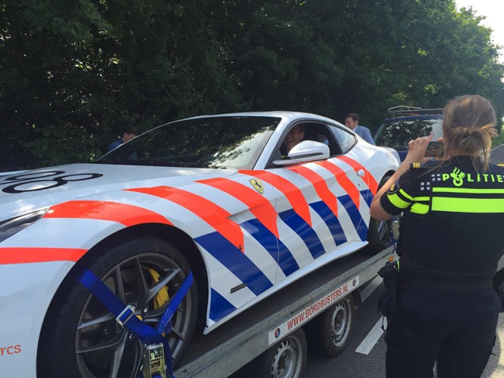 Peperdure politie-Ferrari was de snelste van allemaal | Foto | AD.nl