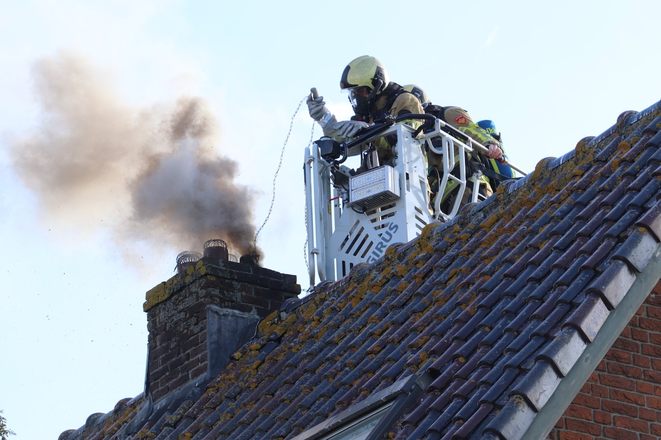 Donkere rook bij schoorsteenbrand aan de Lambalgseweg in Woudenberg ...