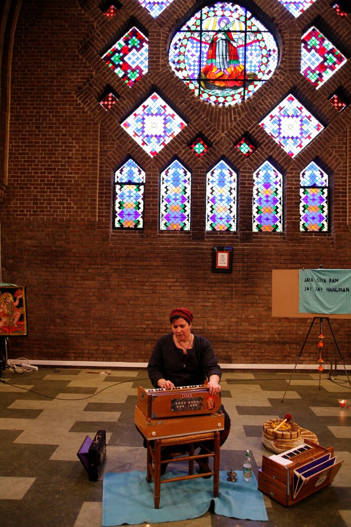 Mantra’s zingen met Carla Ham in De Wieger | Deurne | AD.nl