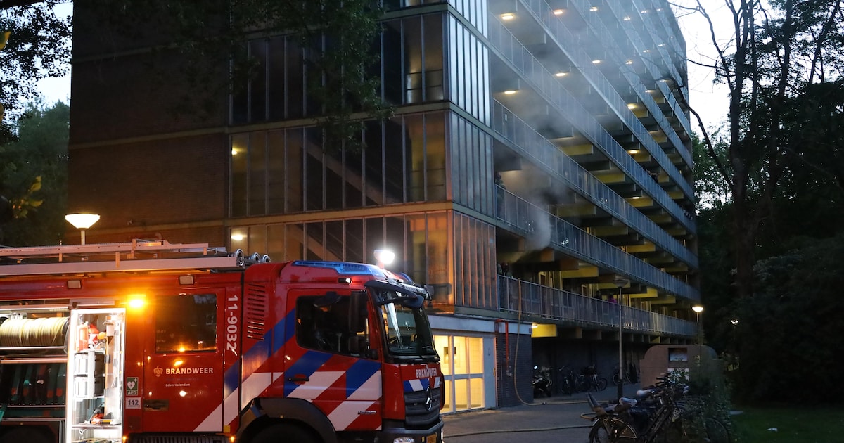 Brand veroorzaakt veel rook bij flat aan de Oostervenne in Purmerend ...