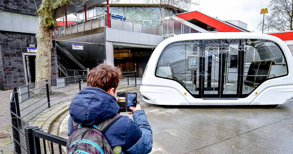 Eerste testen met nieuwe zelfrijdende Parkshuttle | Rotterdam | AD.nl