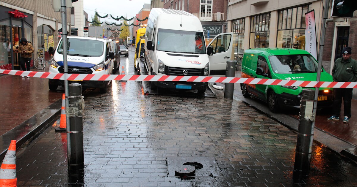 Drechthopper rijdt op poller in de Visstraat; straat afgesloten door ...