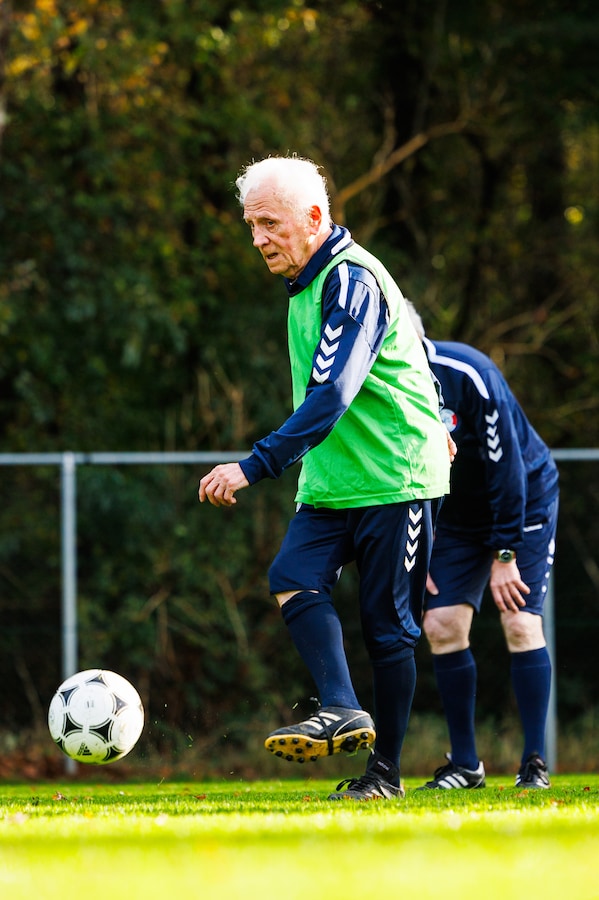 Harrie (90) staat nog elke week op het voetbalveld: ‘Ik stop pas als ...