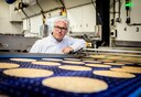 In dit dorp rollen dagelijks miljoenen pannenkoeken en poffertjes van ...