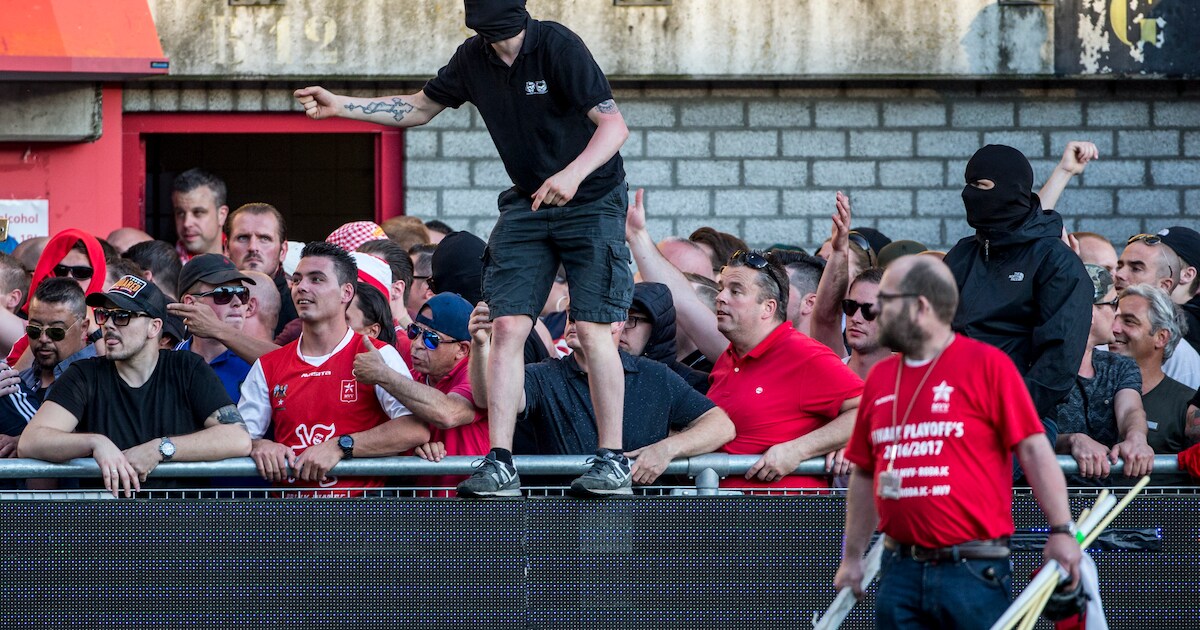80 MVV-fans teruggestuurd naar Maastricht, ME deelt klappen uit ...