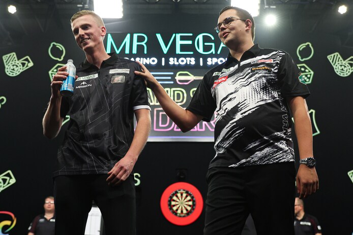 Michael van Gerwen zeldzaam snel naar huis op Grand Slam of Darts, Gian van Veen verbetert ...