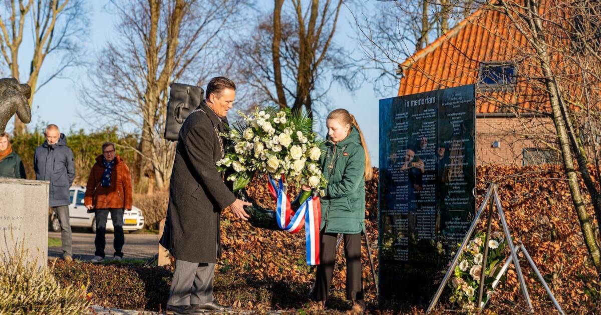 Herdenking watersnoodramp bij monument Schuring | Hoeksche Waard | AD.nl
