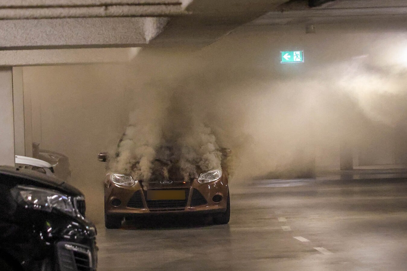 Parkeergarage vol rook door brandende auto in Amersfoort | Foto | AD.nl