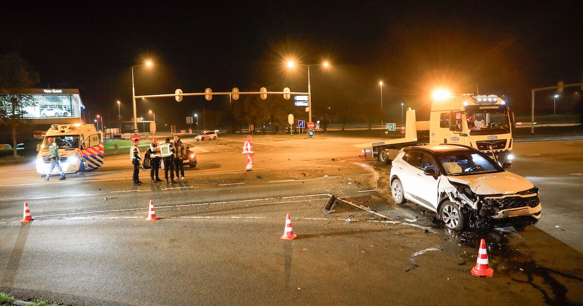 Ravage na ongeval op kruispunt in Amersfoort: auto verliest wiel en weg bezaaid met brokstukken ...