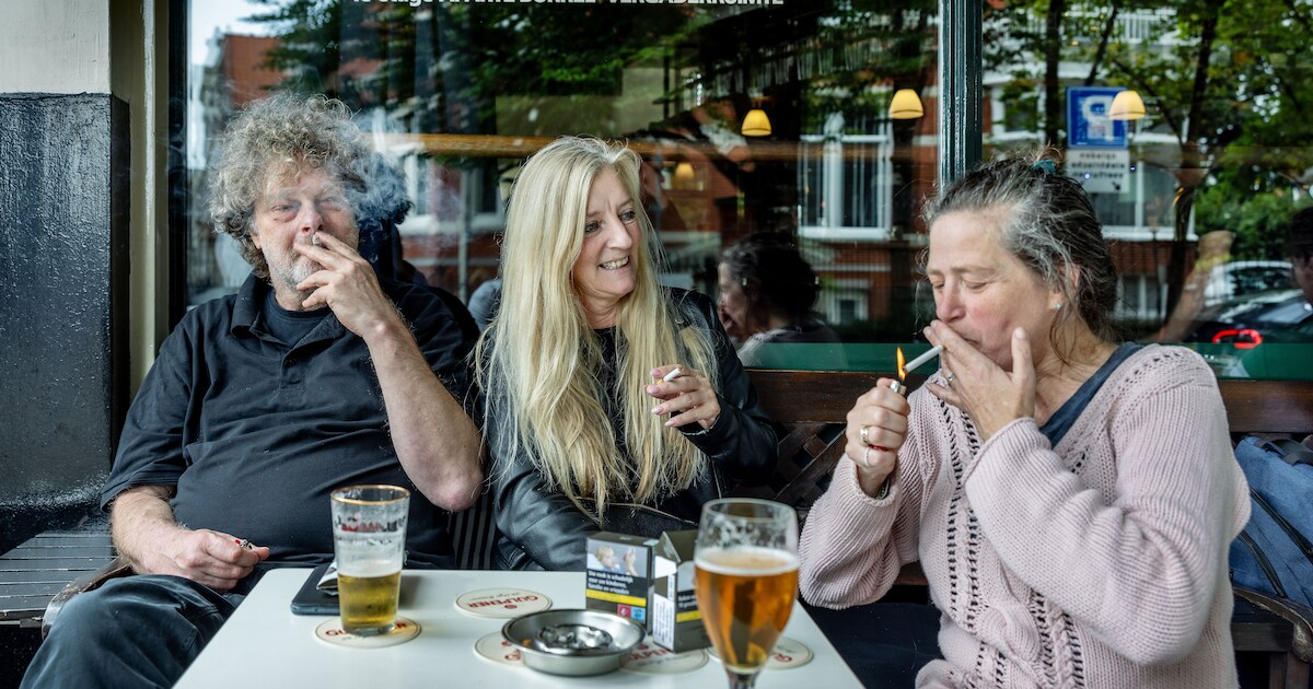Rokers zijn ‘treitertaks’ spuugzat, maar stoppen? ‘Geen denken aan ...