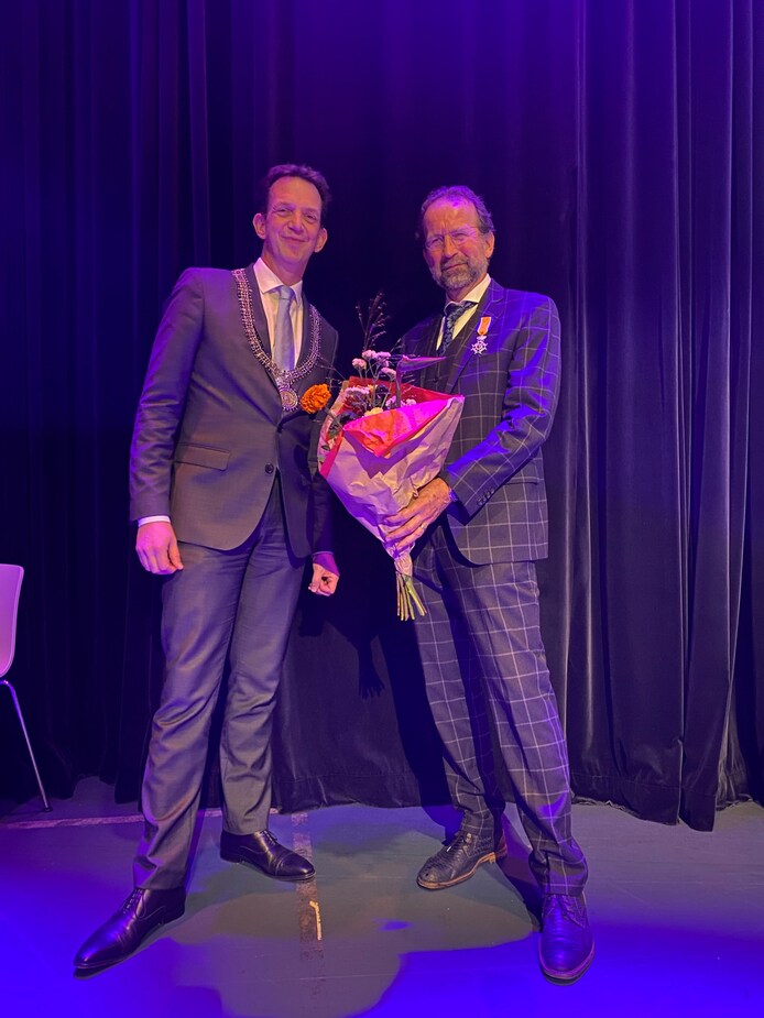 Koninklijke onderscheiding voor Harry ter Braak bij zijn afscheid ...