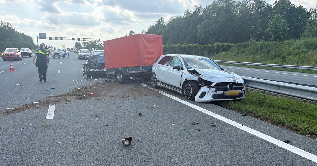 Ravage na ongeval op A1 bij Bathmen: twee auto’s belanden in berm ...