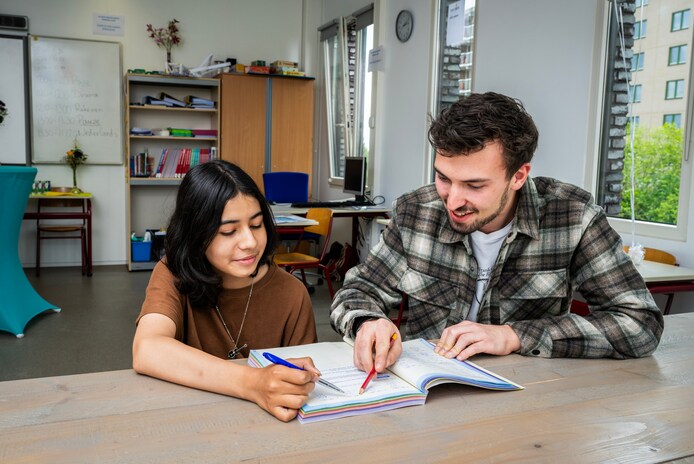Jonge nieuwkomers als Sarah (12) leren Nederlands op deze plek: ‘In ...