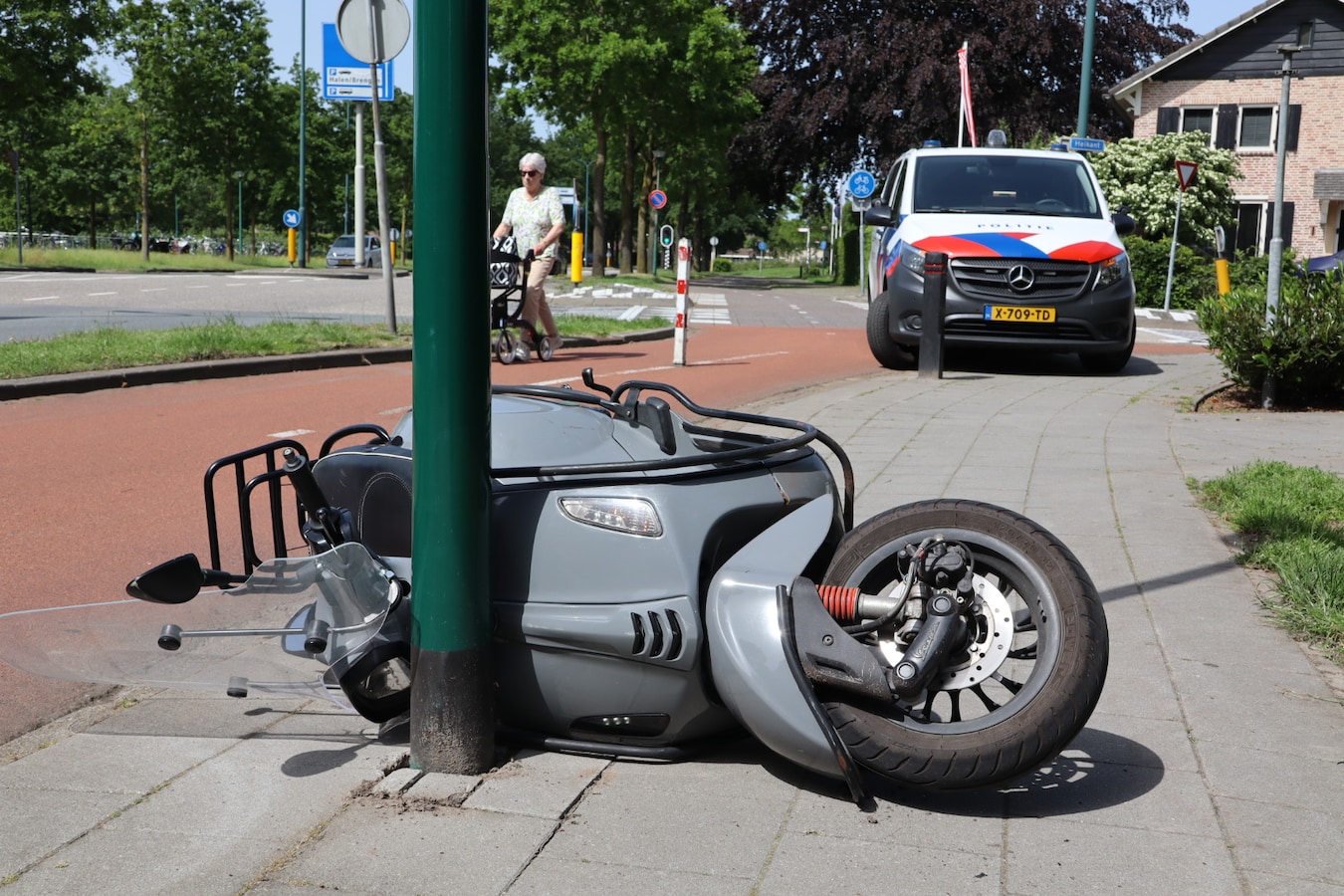Scooterrijder schrikt van auto in Kaatsheuvel, raakt gewond door val op ...