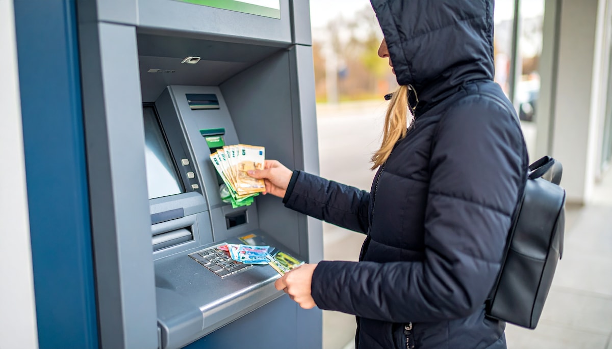 Na aangifte Amersfoorter houdt politie in Amsterdam drie verdachten van witwassen aan ...