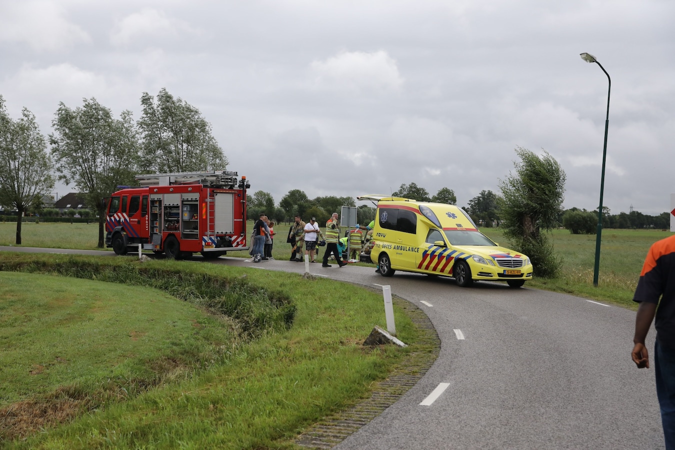 Auto belandt via een boom in de sloot in Soest, een vrouw overgebracht ...