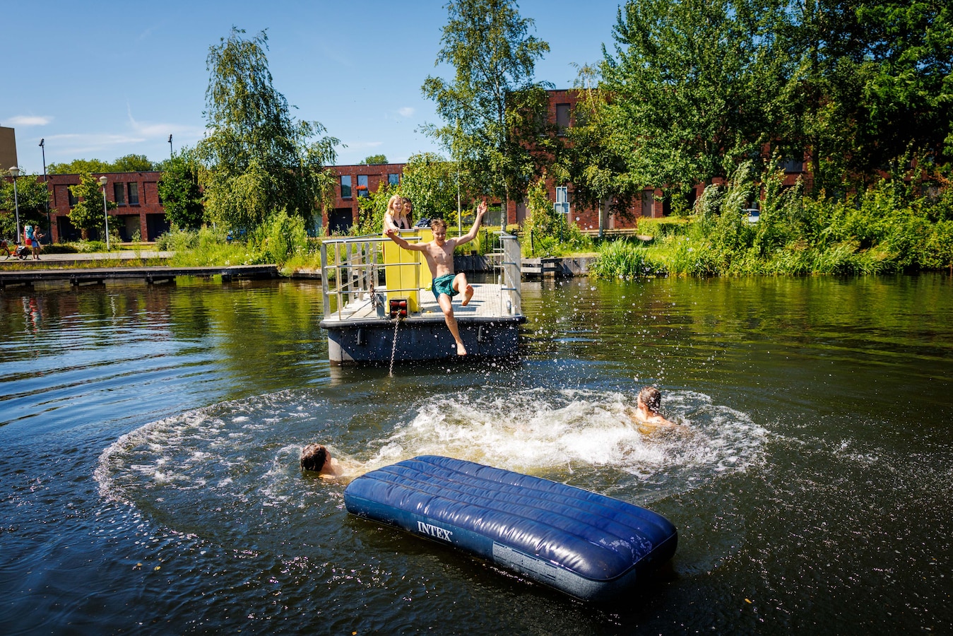 In dit Tilburgse water waar je niet mag zwemmen, vallen verdacht veel ...