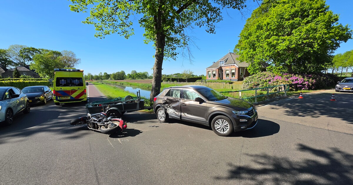 Motorrijder botst tegen zijkant van auto in Broekhuizen en raakt gewond ...