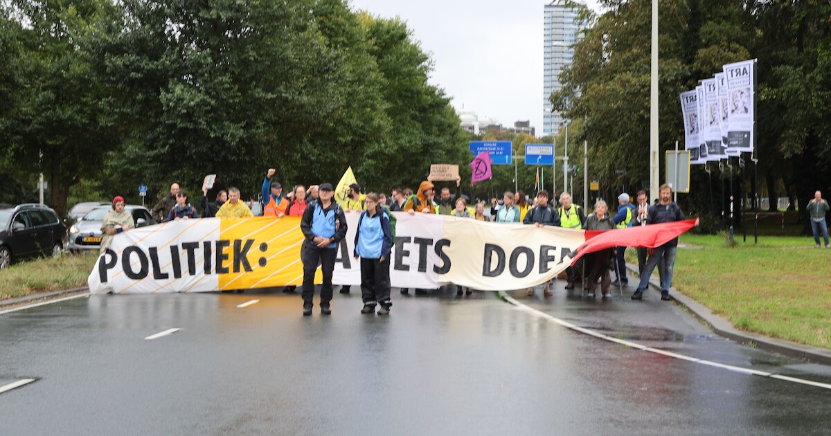 A12-blokkade na drie uur voorbij: politie pakt 146 activisten op ...