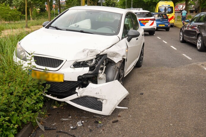 Bestuurder (22) aangehouden bij ongeval met auto en vrachtwagen, blijkt ...