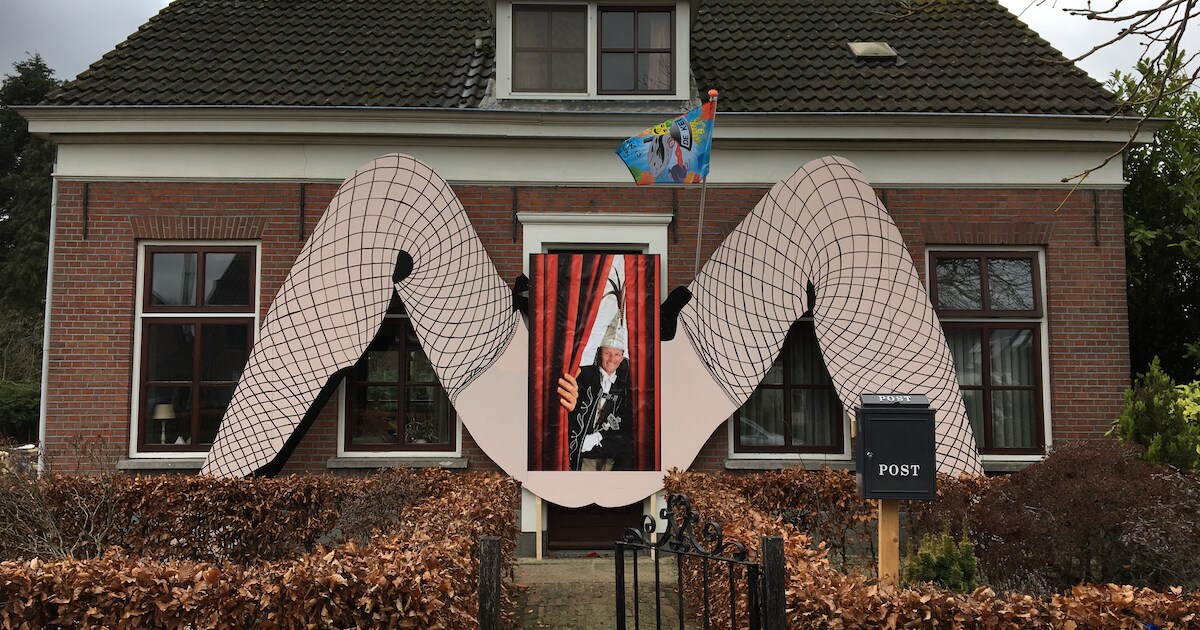 Beentjes de lucht in! Carnavaleske kerstversiering baart opzien ...