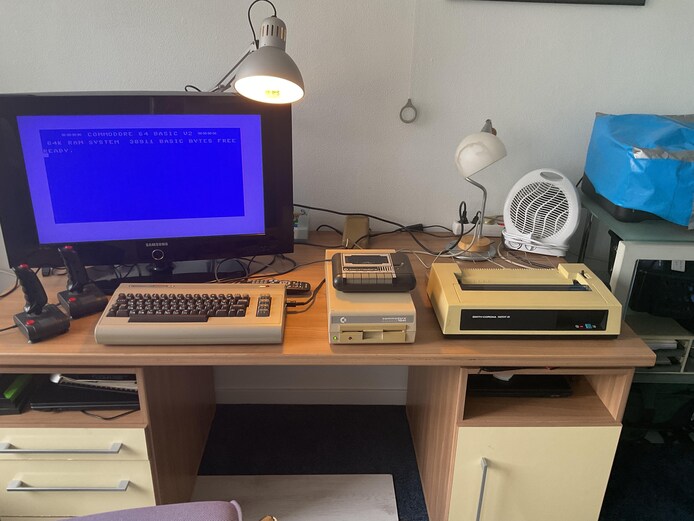 Na de typemachine kwam de fax, daarna een heuse autotelefoon en toen, o ...