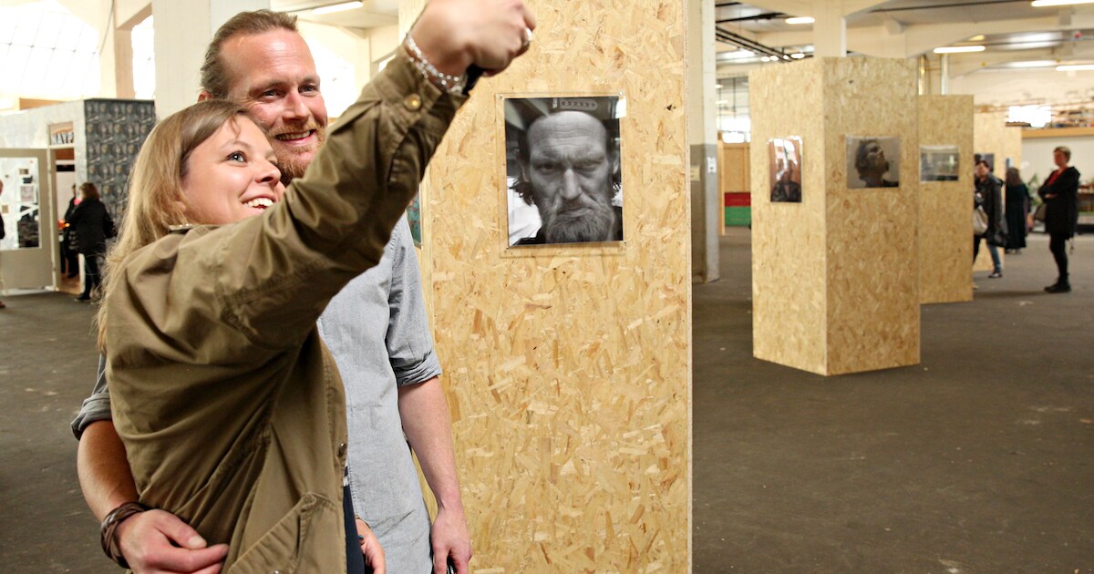 ‘Caveman’ Patrick overstelpt met liefde bij opening expositie ...