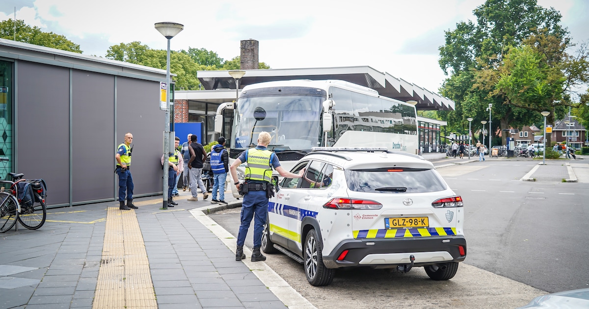 Politie onderzoekt mishandeling in pendelbus tussen station Emmen en ...