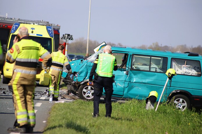 Automobilist (28) zit nog vast na dodelijk ongeval bij Vuren, onderzoek naar oorzaak kost tijd ...