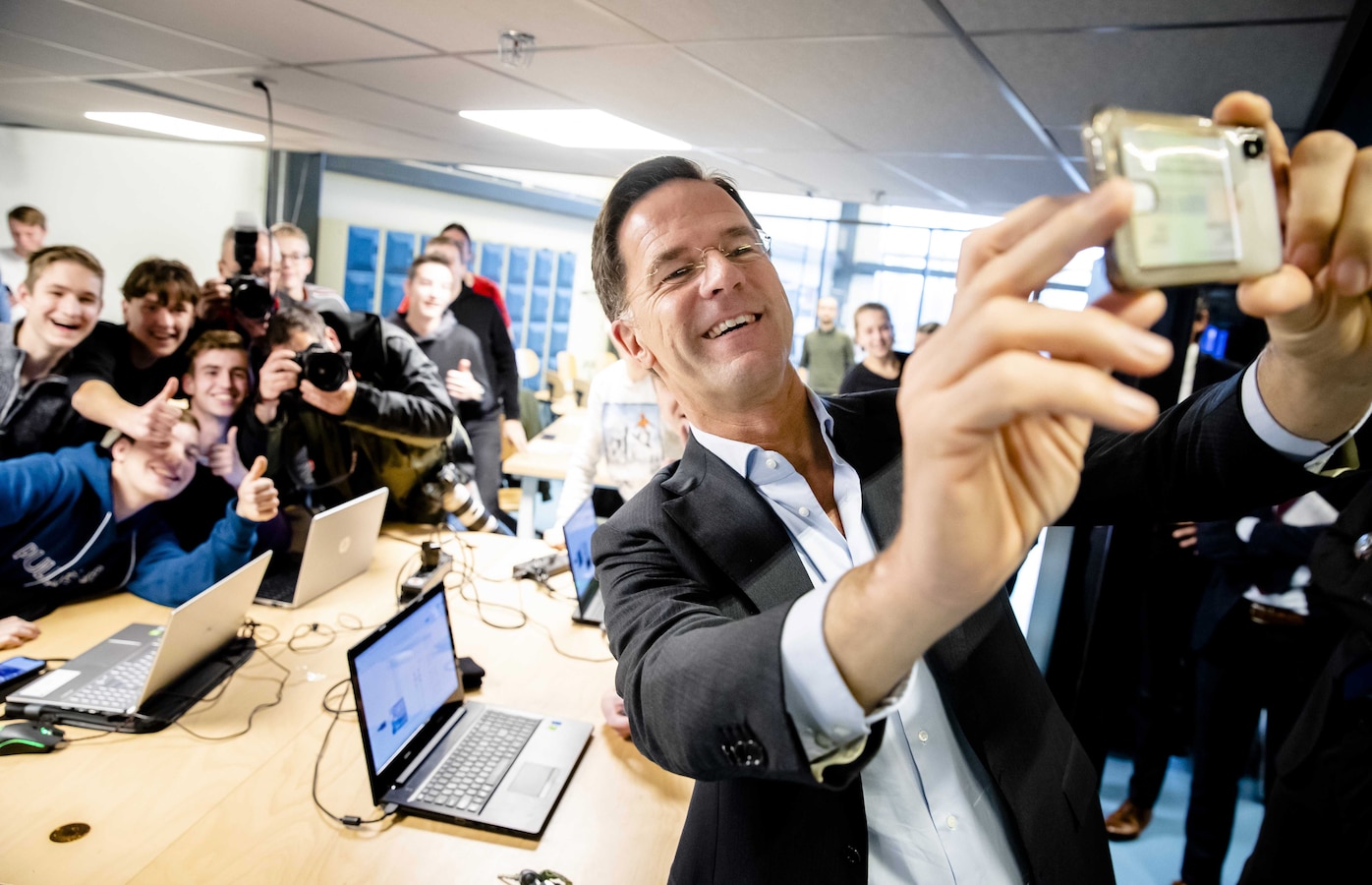 Mark Rutte trapt VVD-campagne af in Dordrecht: ‘Hij gaat zondag op ...