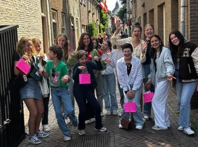 Rose (14): ‘Bij pijn in mijn nek schrik ik; het zal toch niet dat de ...