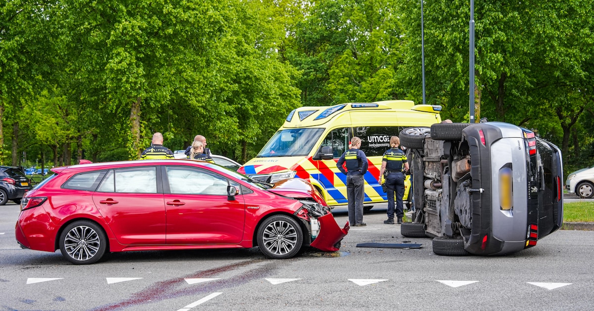 Auto op zijn kant na botsing op de Kapitein Nemostraat in Emmen | Regio ...