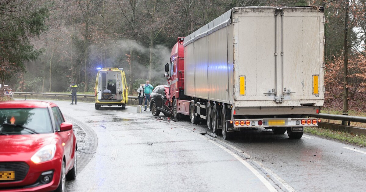 Dode bij frontale botsing met vrachtwagen tussen Ommen en Den Ham | Twenterand | AD.nl