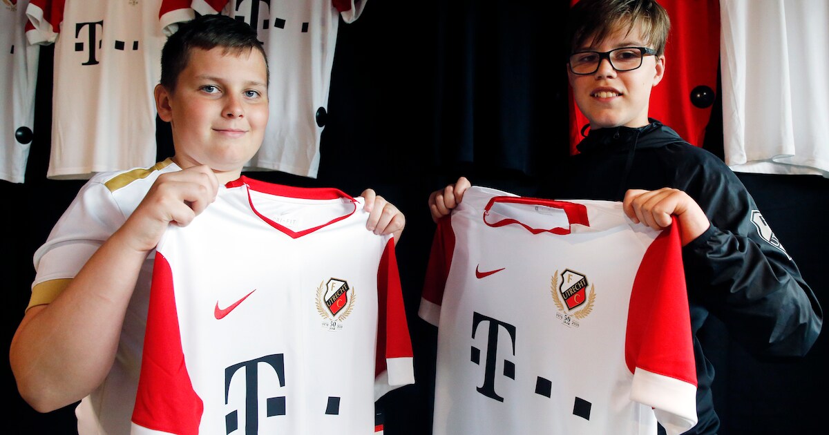 Hebbes! Sem, Nathan en mede-supporters bemachtigen jubileumshirt FC ...