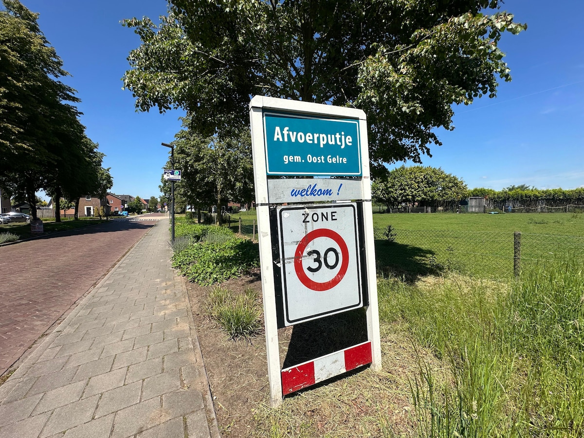 Ineens heet Harreveld ‘Afvoerputje’: bewoner Barry hangt nieuw ...