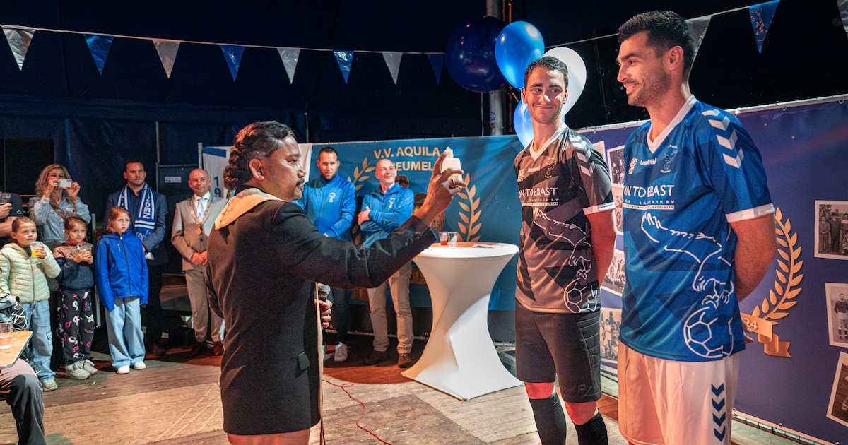 Pastoor wijdt speciaal jubileumshirt in, daarna feest met ‘Pap ...