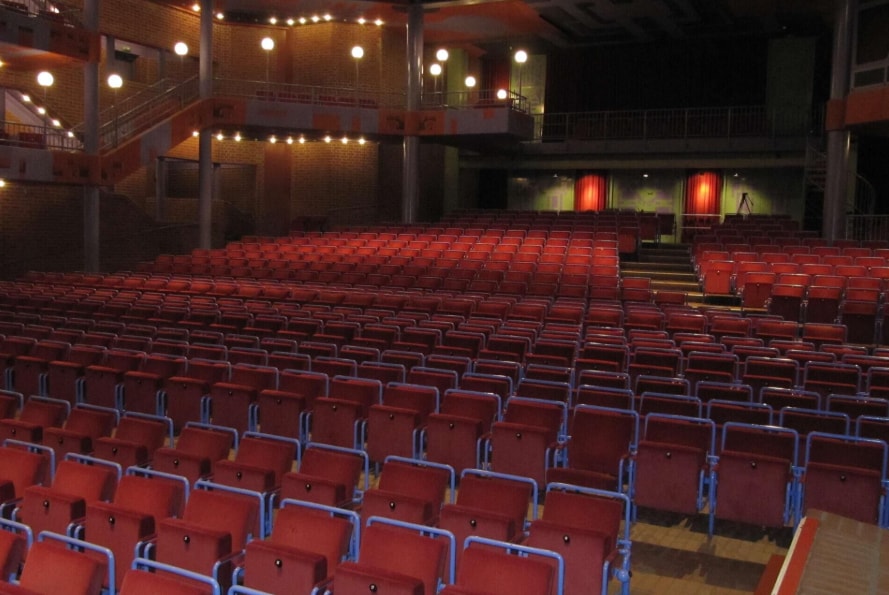 Stoffeerder neemt 650 rode theaterstoelen mee voor renovatie: paar jaar ...