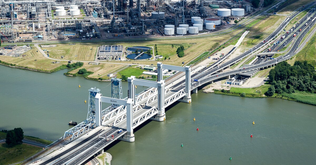 Botlekbrug voor de 110e keer in storing | Voorne-Putten | AD.nl