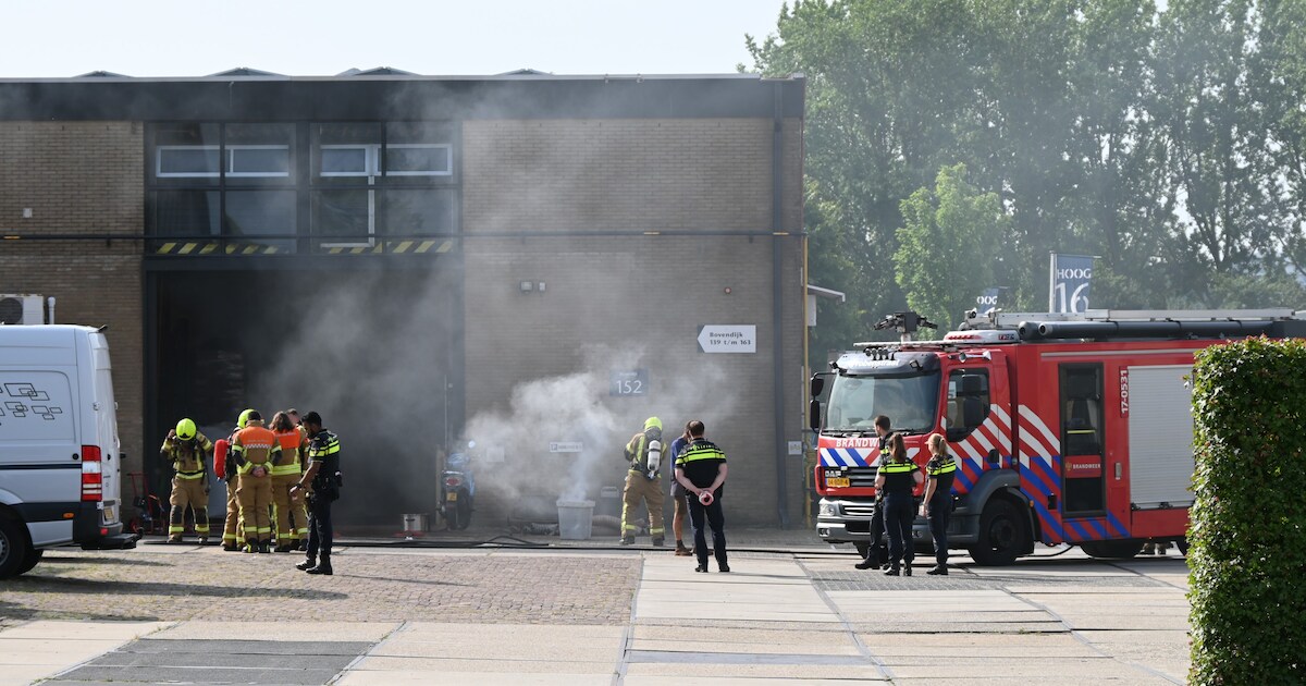 Bedrijfspand aan de Bovendijk in Rotterdam vol met rook door smeulbrand | 112 nieuws Rotterdam ...