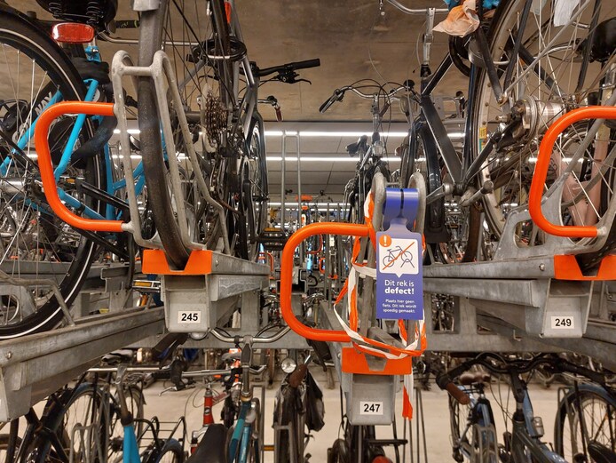 Fietsenstalling onder station Delft niet volledig te gebruiken, rekken ...