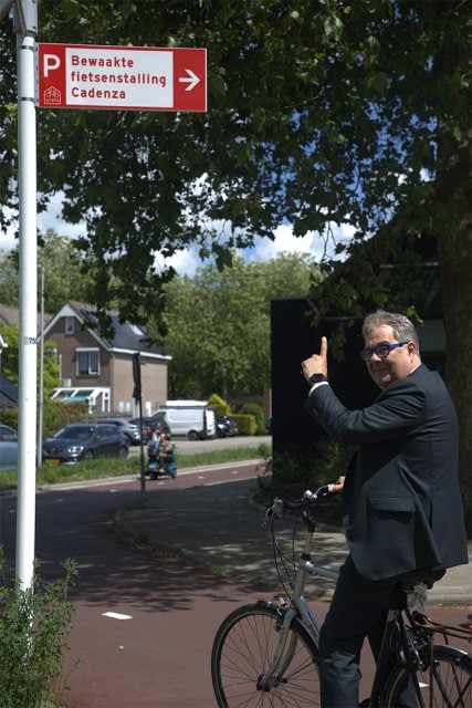 Nieuwe borden wijzen fietsers naar stallingen in Zoetermeer | Foto | AD.nl
